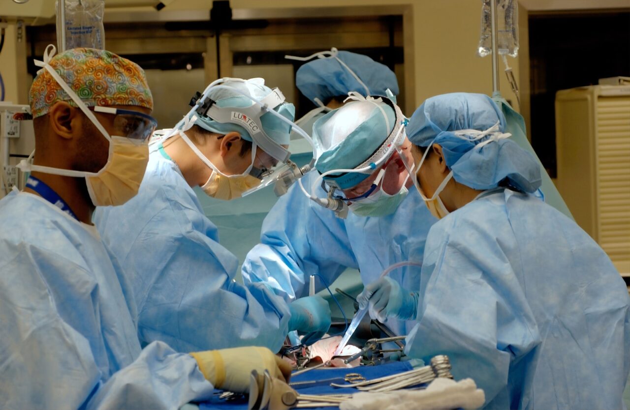 Colostomia e Reconstrução do Trânsito Intestinal: Compreendendo os ...